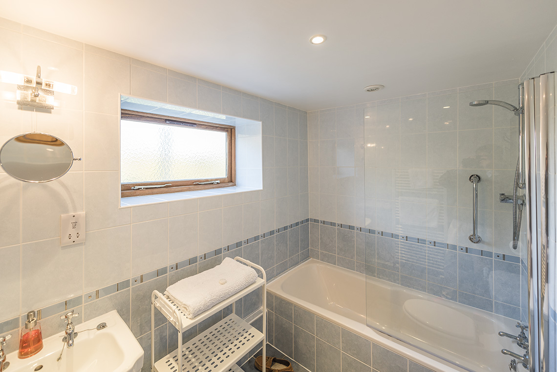 Whitley_Coach_house_bath_shower - Bath Self Catering